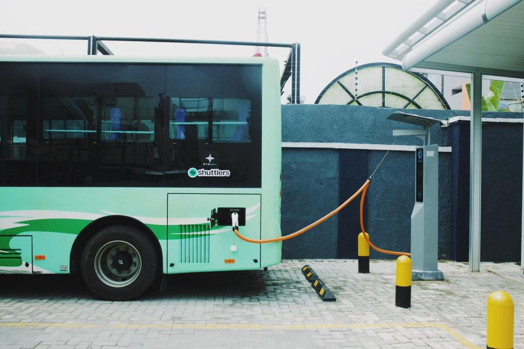 Shuttlers Launches First Electric Bus in Partnership with SAGLEV - Brifers